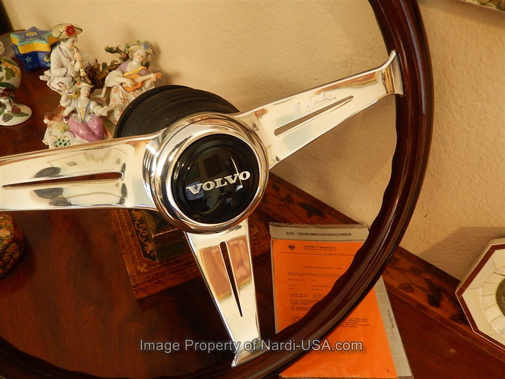 #20 Volvo Steering Wheel